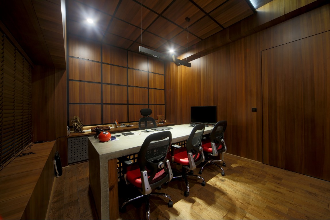 The Minimalistic Boss Cabin Design